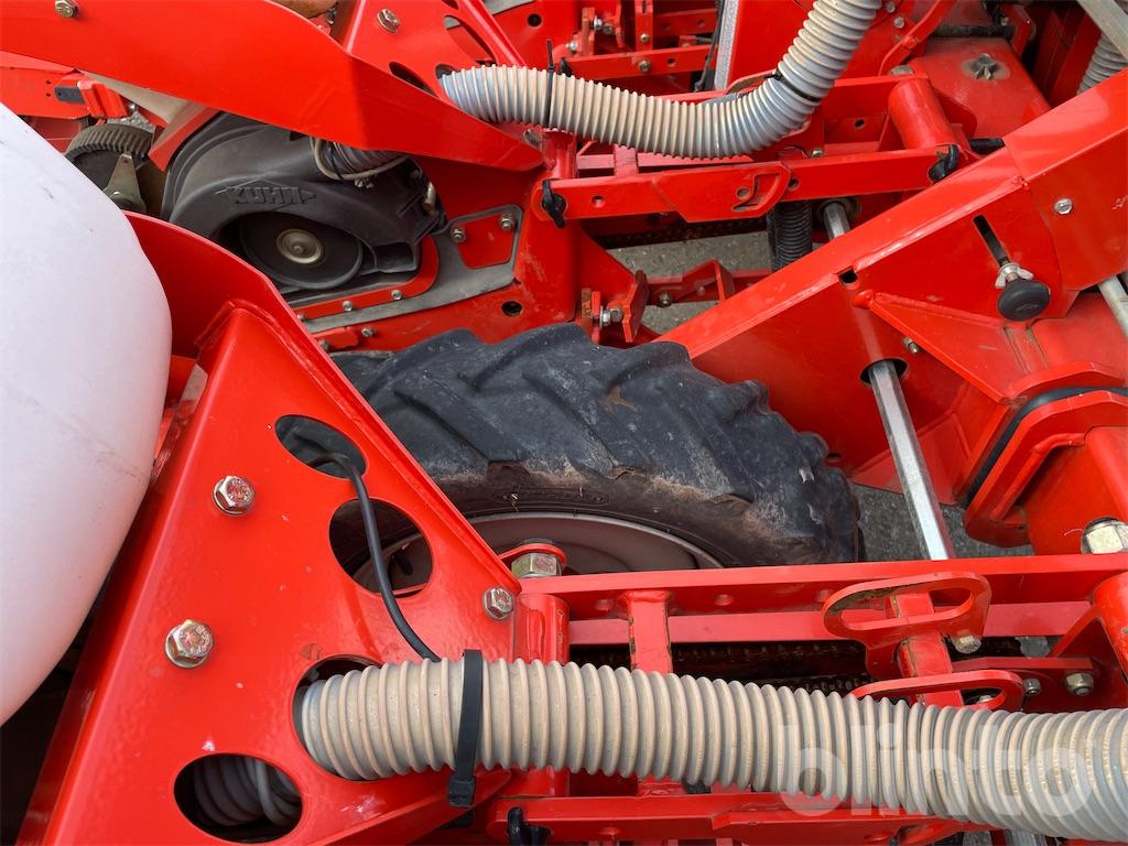 Maislegegerät - 2005 Kuhn Maxima | Blinto